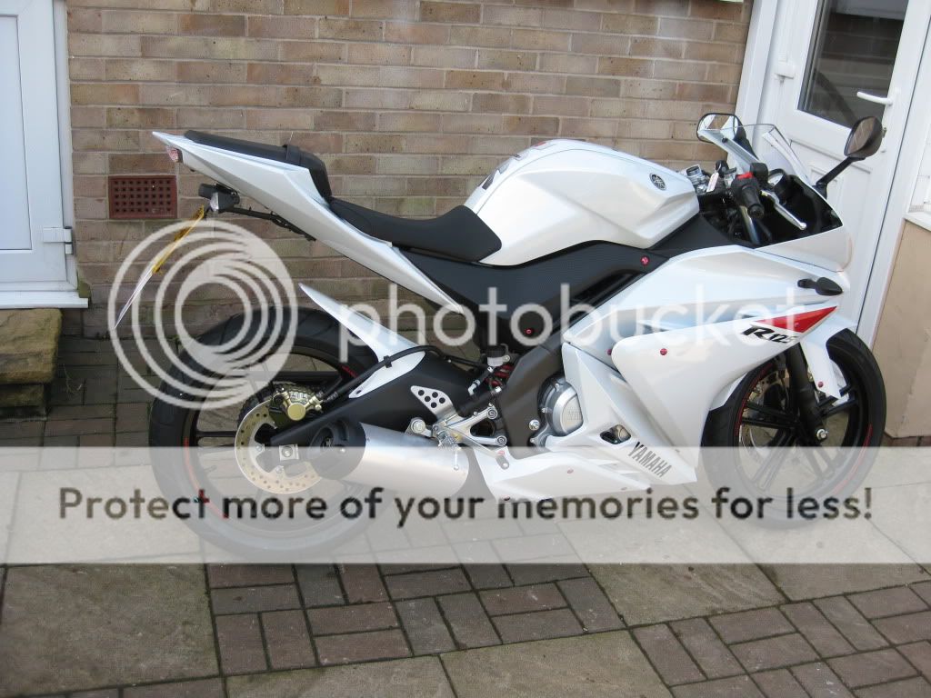 Yamaha R125 White And Black